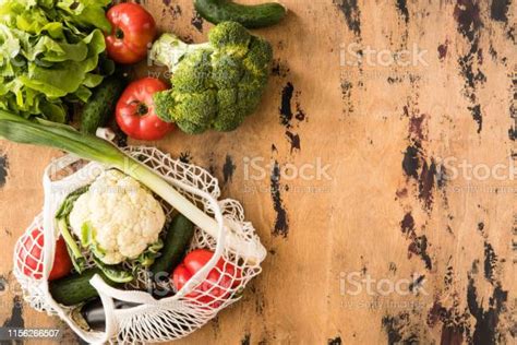 나무 배경에 신선한 다채로운 유기농 야채와 메쉬 면 에코 백의 상단 보기 플랫 레이 가방에 대한 스톡 사진 및 기타 이미지