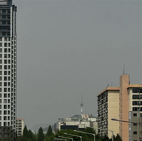 1 글을 쓸 때는 누군가를 상상하며 씁니다 커피 한 잔이 있고 그 사람 눈 보고 있다고 상상합니다 쉽지는 않습니다 집중력이 굉장히 필요한 일입니다 진짜로 사람이