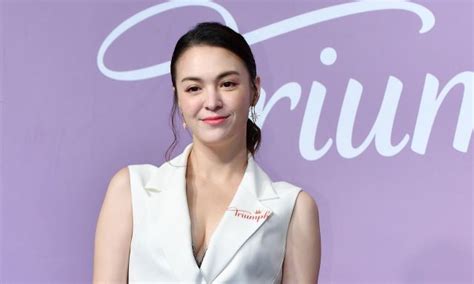 张榕容穿白色深v裙秀好身材，五官精致显露混血美