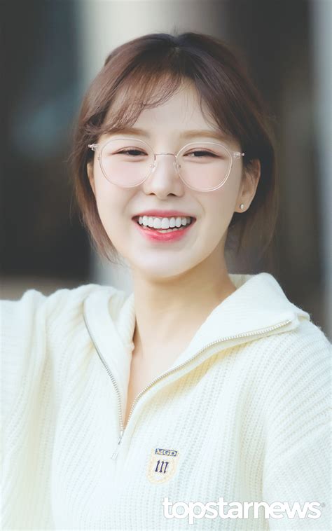 [hd포토] 레드벨벳 웬디 변함없는 행복미소 웬디의 영스트리트 출근길 네이트 뉴스