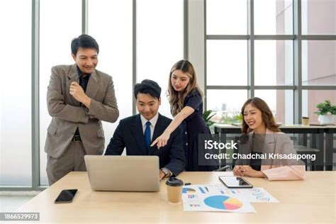 현대적인 사무실 환경에서 노트북의 데이터를 검사하는 동안 열정적으로 협업하는 비즈니스 전문가 20 29세에 대한 스톡 사진 및 기타 이미지 Istock