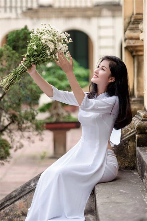 Ảnh Cô Gái Cầm Hoa Đẹp Dịu Dàng Dễ Thương Cực Duyên