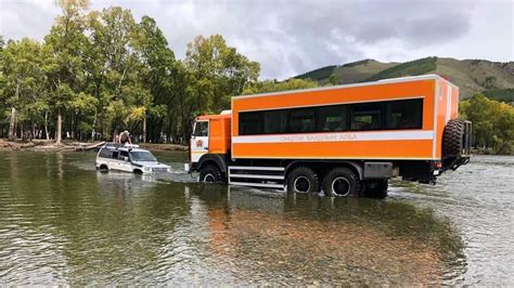 ФОТО Туул голын усанд суусан автомашиныг татан гаргаж иргэдийн аюулгүй байдлыг хангав