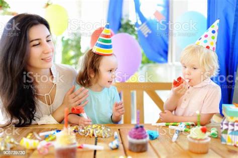 작은 아이 그들의 어머니 축 하 케이크와 화려한 장식 생일 파티 가족에 대한 스톡 사진 및 기타 이미지 가족 꿈꾸기 남성