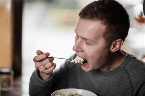 집에서 음식을 먹는 남자 프리미엄 사진