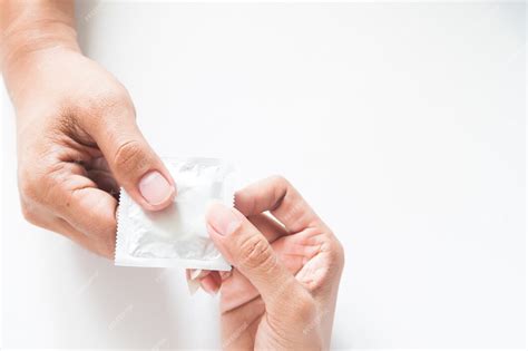 Презерватив в мужской руке и женской руке дать презерватив безопасной