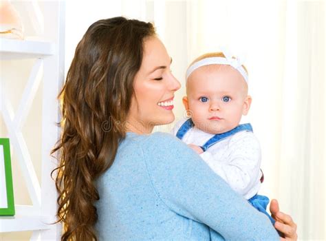 Glückliche Mutter Und Und Kleine Tochter Stockfoto Bild von mutter kleine 67912218