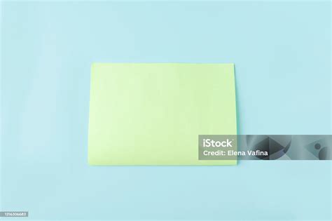 Diy와 아이들의 창의력 단계별 지시 종이 접기 종이 나비를 만드는 방법 2단계 는 용지 사각형을 반으로 구부립니다 어린이 공예 워크샵 0명에 대한 스톡 사진 및 기타