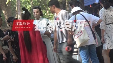 独家：秦俊杰袁冰妍片场拍戏 热聊不停关系融洽 搜狐大视野 搜狐新闻