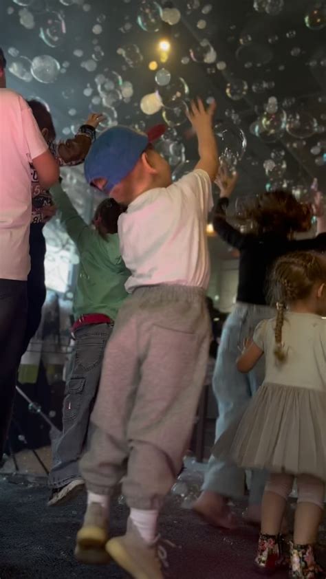 Многие думают что деткам в таком раннем возрасте шоу мыльных пузырей