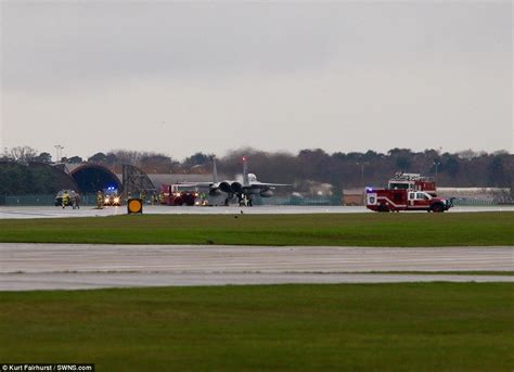 Usaf F 15 Fighter Sends Sparks Flying As Its Tailhook Hits The Tarmac Daily Mail Online