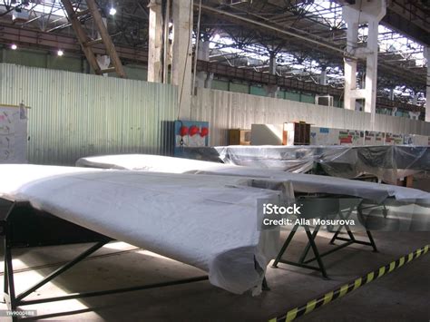 산업 공장 제조 프레스 제조에 있는 큰 금속 부속 모양 죔 쇠 1980 1989 년에 대한 스톡 사진 및 기타 이미지 1980 1989 년 건조한 공장 산업 건물