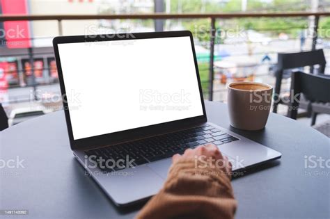 빈 흰색 데스크톱 화면으로 노트북 컴퓨터에서 사용하고 입력하는 여성의 모형 이미지 가정 생활에 대한 스톡 사진 및 기타 이미지