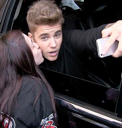 Justin Bieber Takes Kissing Selfies With Fans Plus More Celeb Pics