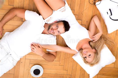 Una Bella Giovane Coppia Sul Pavimento Nella Loro Nuova Casa Fotografia Stock Immagine Di