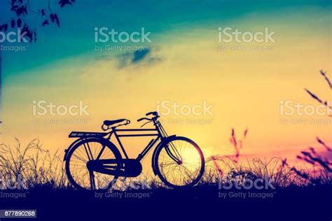 빈티지 톤 스타일에 석양 실루엣 자전거와 아름 다운 풍경 이미지 빈티지 필터 Styleclassic 자전거 인사말 카드 엽서에 대 한 오래 된 자전거 스타일 가을에 대한
