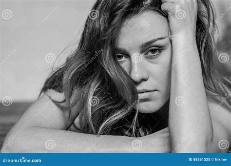 Portrait D Une Jeune Belle Fille Nue Avec De Longs Cheveux Image Stock Image Du Normal Fermer