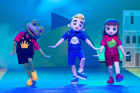 Download Luccas Neto Side View Wallpaper