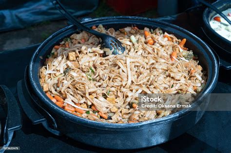 우동 길거리 음식 웍에 중국식 볶음면 큰 냄비에 담긴 아시아 파스타 음식 한국 스파게티 0명에 대한 스톡 사진 및 기타 이미지 Istock