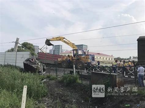 哈尔滨货车司机撞火车身亡 9趟客车晚点