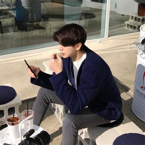 30 ไอเดียถ่ายรูปแฟนแบบโอปป้าเกาหลี เท่ๆ มีสไตล์ Akeru