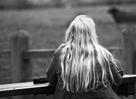 黑白城市街道长发美女背影高清图片下载 风格黑白图片 乐美图网