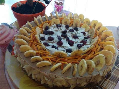 Сурова веганска морковена торта с крем от кокосово пюре и кашу Sophies Sunshine Bakery