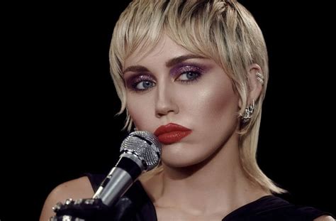 Attention Miley Cyrus Revient Avec Un Album Live