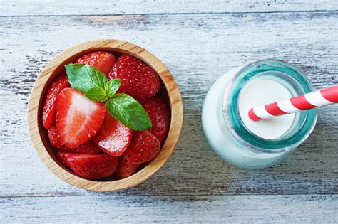 나무 그릇과 흰색 테이블에 우유 병에 신선한 딸기 닫습니다 0명에 대한 스톡 사진 및 기타 이미지 0명 건강한 식생활 과일 Istock