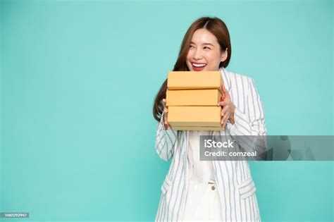 녹색 배경에 격리된 패키지 소포 상자를 들고 있는 행복한 아시아 여성 배달 택배 및 배송 서비스 개념 고객에 대한 스톡 사진 및 기타 이미지 Istock