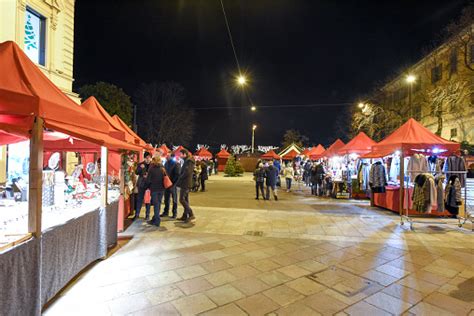 스위스 루가노의 크리스마스 마켓에서 쇼핑하는 사람들 강림절에 대한 스톡 사진 및 기타 이미지 강림절 건축 겨울 Istock