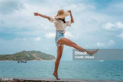 리조트 여행 및 라이프 스타일 컨셉에서 청록색 열대 바다를 배경으로 산책하는 밀짚 모자를 쓴 아름다운 젊은 행복한 날씬한 여성 걷기에 대한 스톡 사진 및 기타 이미지