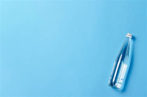 파란색 배경에 맑은 물이있는 유리 병 건강과 아름다움 수분 균형 갈증 열 여름의 개념 플랫 레이 상단 보기 0명에 대한 스톡 사진 및 기타 이미지 Istock