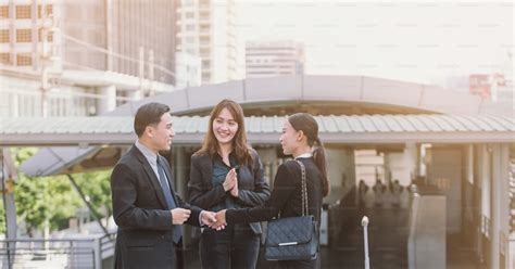 악수하는 비즈니스 사람들의 그룹 팀워크는 계약 체결 후 서로 인사하는 회의 파트너를 마무리하고 세미나를 진행합니다 사진 Unsplash의 성공 이미지