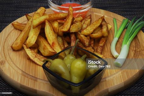 케첩 피망 파의 용기로 테두리가 있는 서빙 보드에 감자 튀김 0명에 대한 스톡 사진 및 기타 이미지 0명 감자 요리 고기