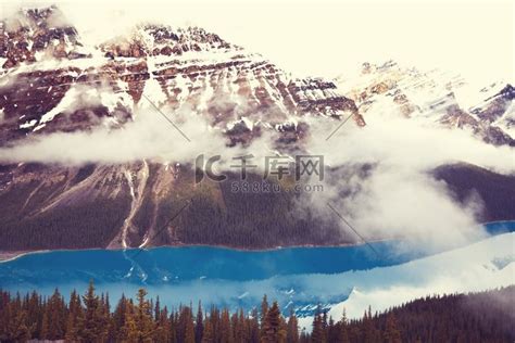 加拿大班夫国家公园的佩托湖山峦湖泊高清摄影大图 千库网