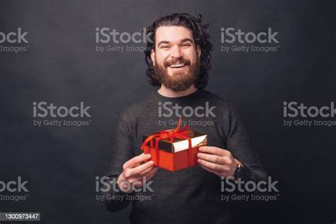 검은 배경 위에 빨간 선물 상자를 들고 즐거운 수염 남자의 초상화 감정에 대한 스톡 사진 및 기타 이미지 감정 경외감 공휴일 Istock