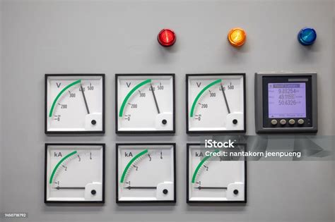 기계 전기 에너지용 계기판 전압 조정기 패널 전류 및 전압 미터 불안정한 전기로 인한 손상을 확인하고 방지하고 제어합니다 0명에 대한 스톡 사진 및 기타 이미지 Istock