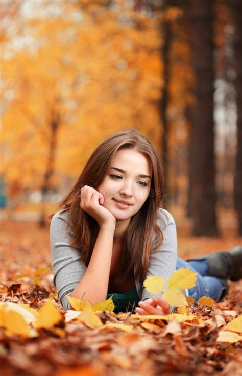 Menina No Parque Do Outono Foto De Stock Imagem De Ocasional