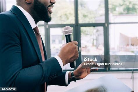 컨퍼런스 홀에서 세미나 중에 마이크에 말하는 아프리카계 미국인 스피커 미소의 이미지를 자른 마이크에 대한 스톡 사진 및 기타 이미지 마이크 스피커 인간 손 Istock