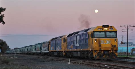 BL30 and BL28 roll their empty grain into the Loop to cros… | Flickr