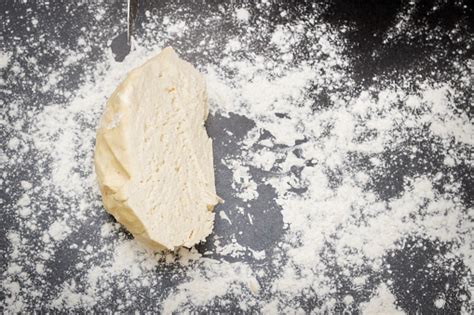 원시 컷 반죽은 요리 하기 전에 밀가루와 테이블에 놓여 있습니다 코 티 지 치즈 쿠키 검은색에 대한 스톡 사진 및 기타 이미지