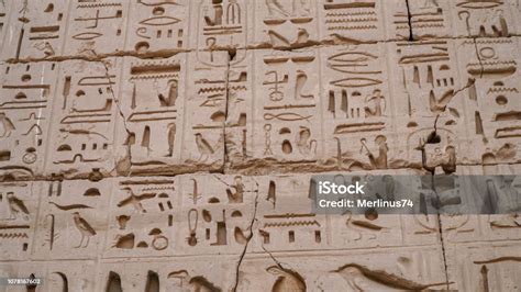사원 Medinet Habu입니다 이집트 룩 소 르 Medinet Habu에 된 3의 매장 사원 이집트에서 룩 소 르의 웨스트 뱅크에는 중요 한 새로운 왕국 기간 구조 이다