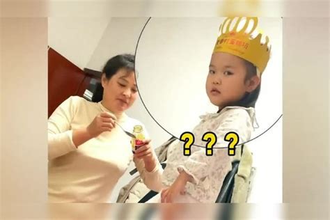 5岁妹妹看哥哥搂着嫂子贴贴醋意大发，一脸不爽的撇了几眼：起开