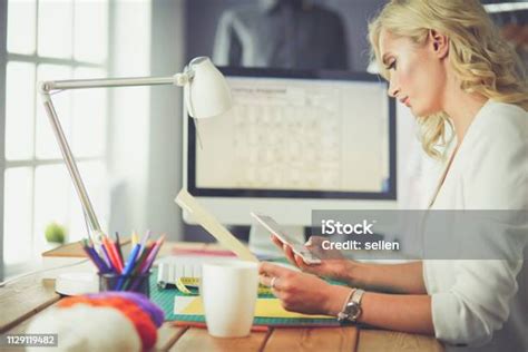 그녀의 디자인 스튜디오에서 작업 하는 패션 디자이너 여자 고급 의상에 대한 스톡 사진 및 기타 이미지 고급 의상 드레스 디자인 전문가 Istock