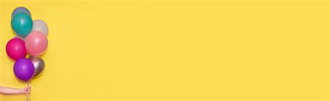 노란색 배경에 고립 된 화려한 헬륨 풍선을 들고 손을 휴일 개념입니다 텍스트의 공간을 복사합니다 배너 개념에 대한 스톡 사진 및 기타 이미지 Istock