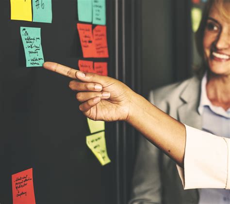 무료 이미지 미국 사람 분석하는 금발 판 브레인 스토밍 요약 보고 비즈니스 우먼 여성 사업가 코카서스 사람 동료들 연락 집중 직장 동료 창조적 인