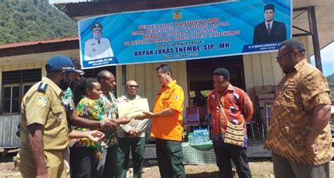 Serahkan 750 Kg Sembako Untuk Korban Longsor Di Yahukimo Sekda