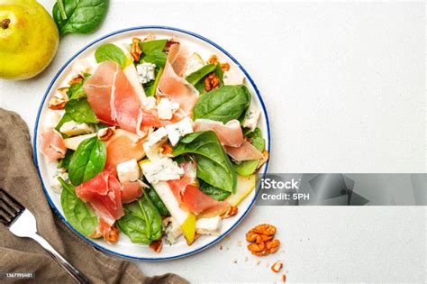 흰색 테이블 배경에 자몬 블루 치즈 시금치와 견과류여름 배 샐러드 상단 보기 복사 공간 건강한 생활방식에 대한 스톡 사진 및 기타 이미지 Istock