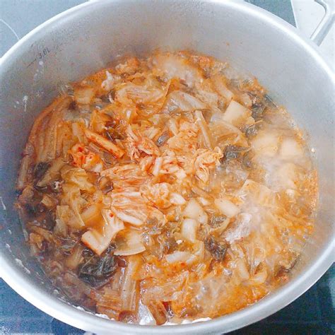 밥에 비벼 먹는 돼지고기김치찌개 레시피